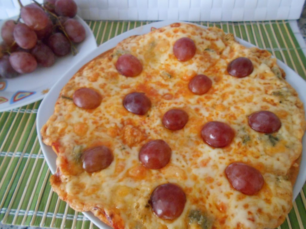 802º receta: PIZZA DE QUESO GORGONZOLA Y UVA DEL VINALOPÓ — MAYTE EN LA ...